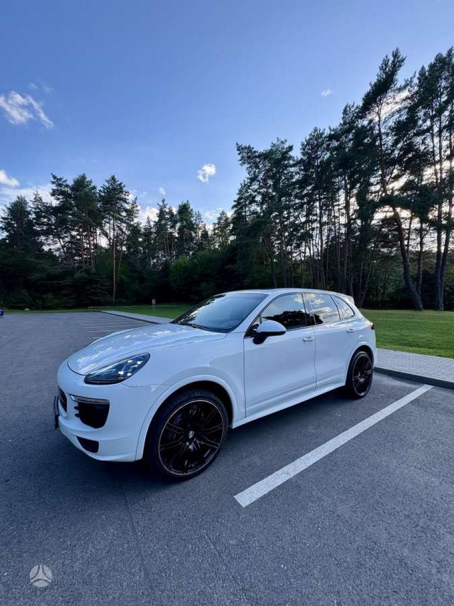 White Porsche Cayenne 2016 in Vilnius, with an engine capacity of 3.60 L and mileage of 133 thousand km for 24995 €, photo 1 on AUTOMOTO.COM.LV