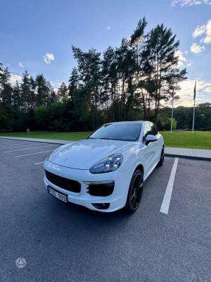 White Porsche Cayenne 2016 in Vilnius, with an engine capacity of 3.60 L and mileage of 133 thousand km for 24995 €, photo 3 on AUTOMOTO.COM.LV