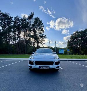 White Porsche Cayenne 2016 in Vilnius, with an engine capacity of 3.60 L and mileage of 133 thousand km for 24995 €, photo 4 on AUTOMOTO.COM.LV