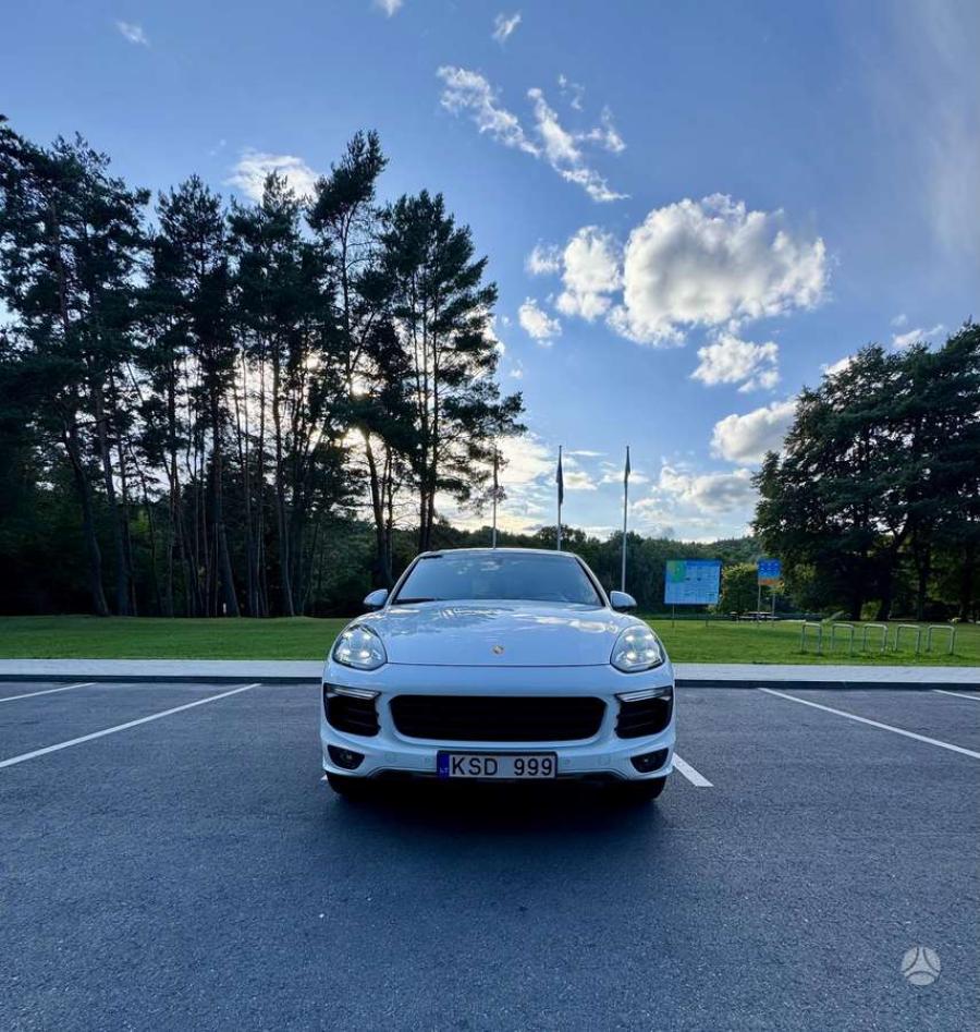 White Porsche Cayenne 2016 in Vilnius, with an engine capacity of 3.60 L and mileage of 133 thousand km for 24995 €, photo 4 on AUTOMOTO.COM.LV