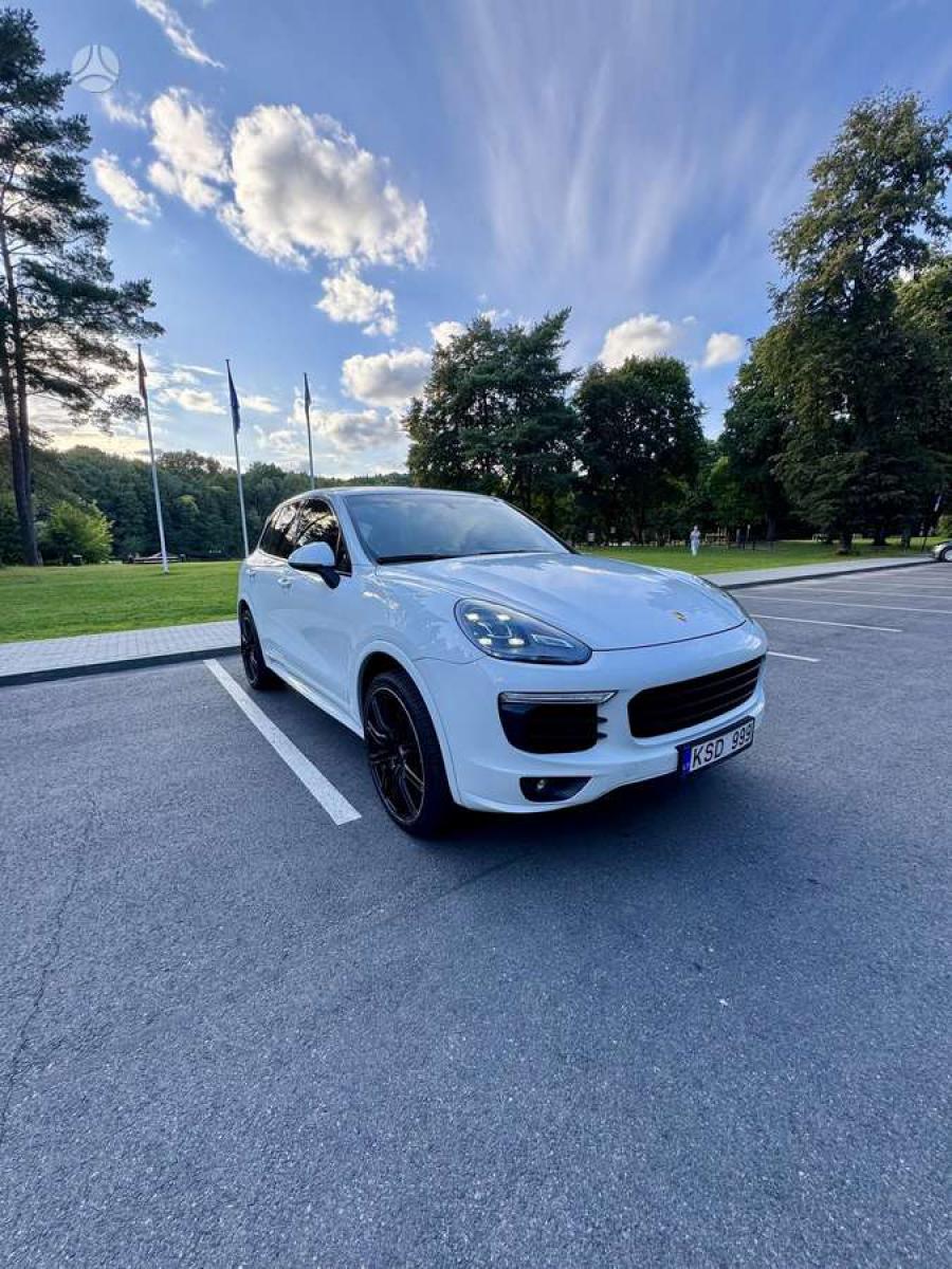 White Porsche Cayenne 2016 in Vilnius, with an engine capacity of 3.60 L and mileage of 133 thousand km for 24995 €, photo 5 on AUTOMOTO.COM.LV