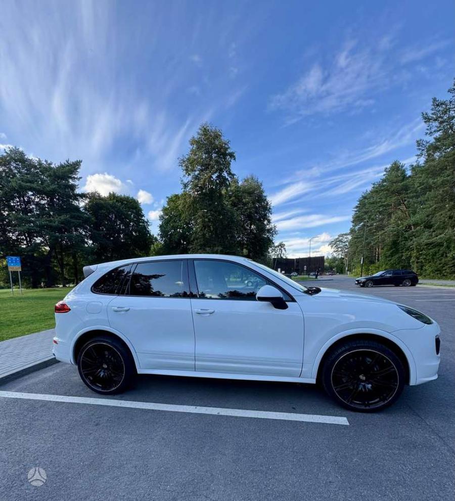 White Porsche Cayenne 2016 in Vilnius, with an engine capacity of 3.60 L and mileage of 133 thousand km for 24995 €, photo 6 on AUTOMOTO.COM.LV