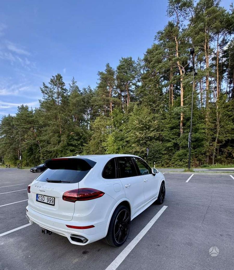 White Porsche Cayenne 2016 in Vilnius, with an engine capacity of 3.60 L and mileage of 133 thousand km for 24995 €, photo 7 on AUTOMOTO.COM.LV
