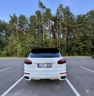 White Porsche Cayenne 2016 in Vilnius, with an engine capacity of 3.60 L and mileage of 133 thousand km for 24995 €, photo 8 on AUTOMOTO.COM.LV