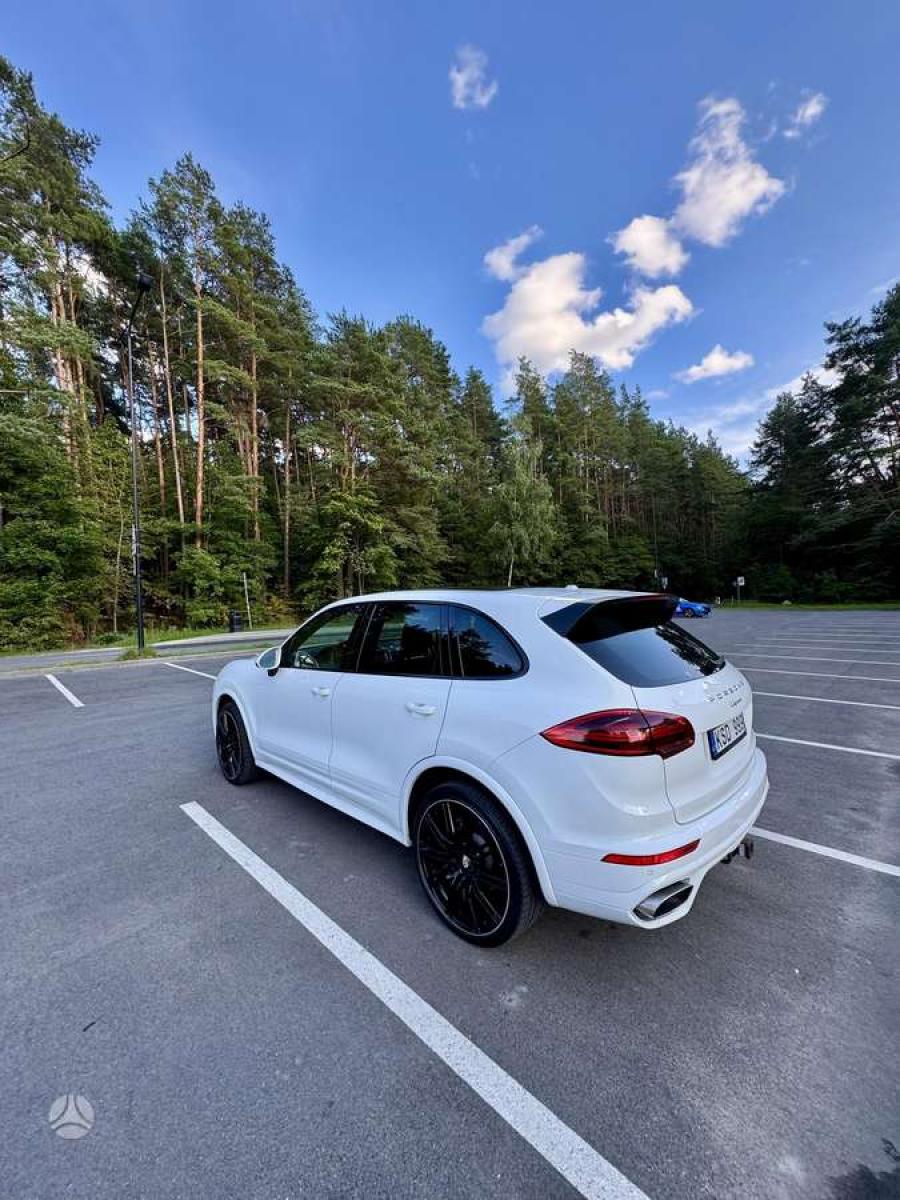 White Porsche Cayenne 2016 in Vilnius, with an engine capacity of 3.60 L and mileage of 133 thousand km for 24995 €, photo 9 on AUTOMOTO.COM.LV