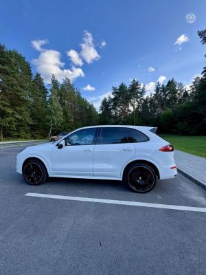 White Porsche Cayenne 2016 in Vilnius, with an engine capacity of 3.60 L and mileage of 133 thousand km for 24995 €, photo 10 on AUTOMOTO.COM.LV