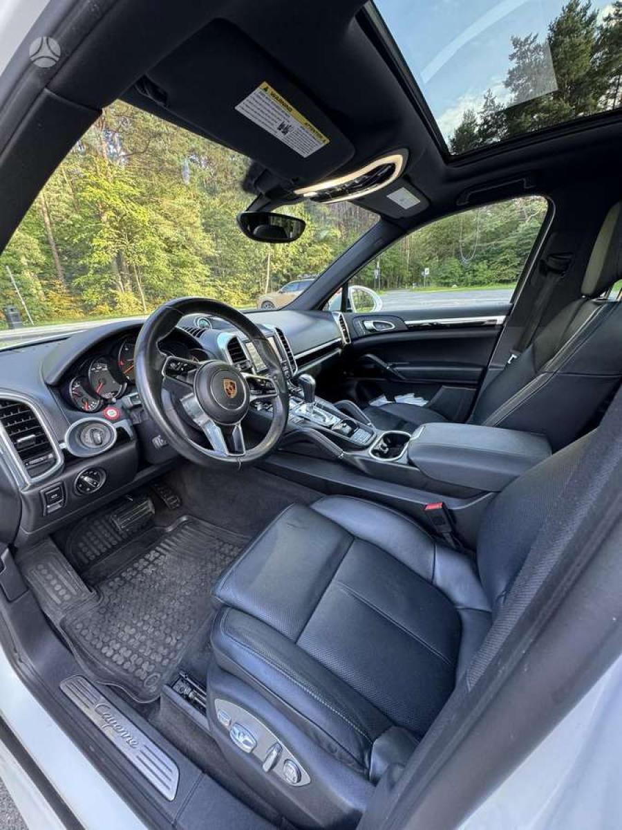 White Porsche Cayenne 2016 in Vilnius, with an engine capacity of 3.60 L and mileage of 133 thousand km for 24995 €, photo 11 on AUTOMOTO.COM.LV