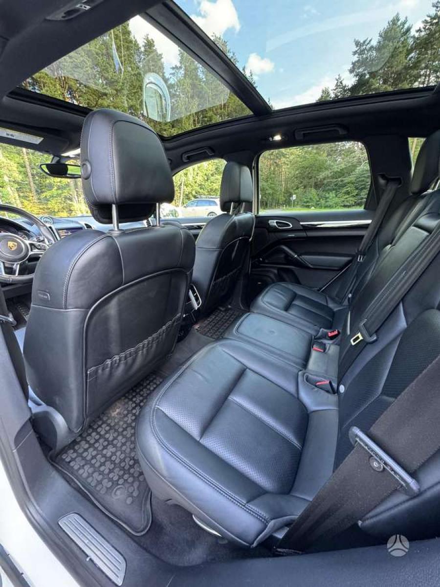 White Porsche Cayenne 2016 in Vilnius, with an engine capacity of 3.60 L and mileage of 133 thousand km for 24995 €, photo 12 on AUTOMOTO.COM.LV