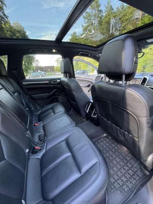 White Porsche Cayenne 2016 in Vilnius, with an engine capacity of 3.60 L and mileage of 133 thousand km for 24995 €, photo 13 on AUTOMOTO.COM.LV