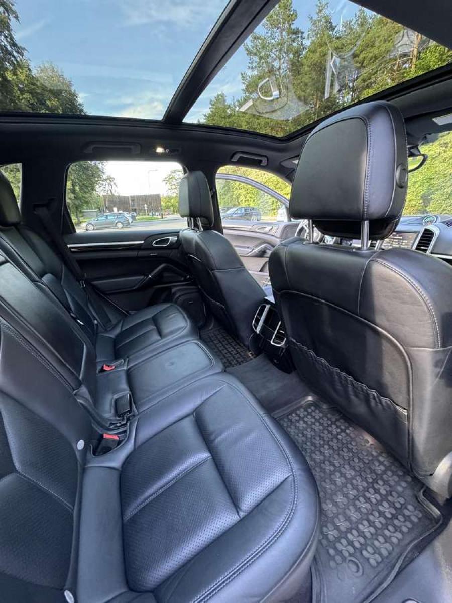 White Porsche Cayenne 2016 in Vilnius, with an engine capacity of 3.60 L and mileage of 133 thousand km for 24995 €, photo 13 on AUTOMOTO.COM.LV