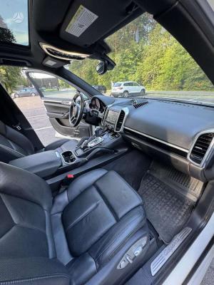 White Porsche Cayenne 2016 in Vilnius, with an engine capacity of 3.60 L and mileage of 133 thousand km for 24995 €, photo 14 on AUTOMOTO.COM.LV