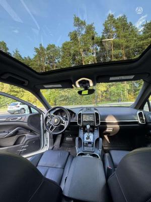 White Porsche Cayenne 2016 in Vilnius, with an engine capacity of 3.60 L and mileage of 133 thousand km for 24995 €, photo 15 on AUTOMOTO.COM.LV
