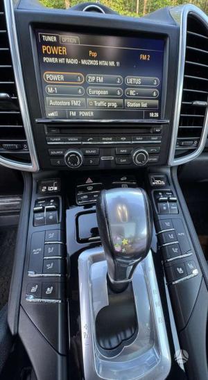 White Porsche Cayenne 2016 in Vilnius, with an engine capacity of 3.60 L and mileage of 133 thousand km for 24995 €, photo 16 on AUTOMOTO.COM.LV