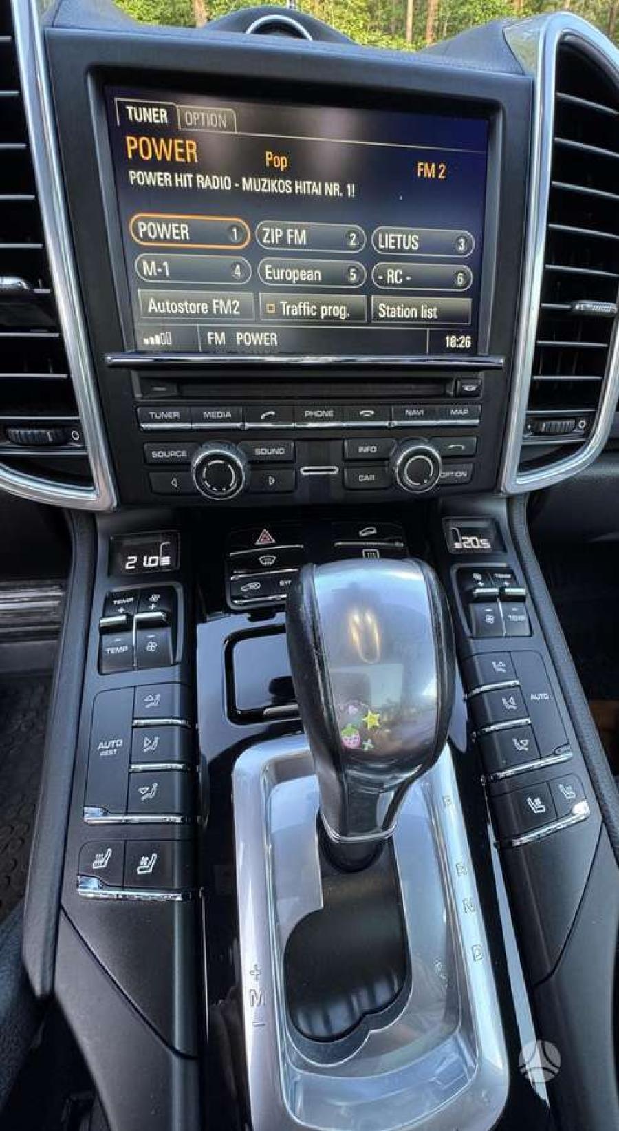 White Porsche Cayenne 2016 in Vilnius, with an engine capacity of 3.60 L and mileage of 133 thousand km for 24995 €, photo 16 on AUTOMOTO.COM.LV