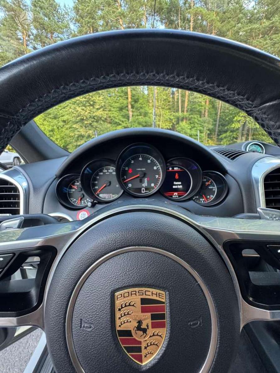 White Porsche Cayenne 2016 in Vilnius, with an engine capacity of 3.60 L and mileage of 133 thousand km for 24995 €, photo 18 on AUTOMOTO.COM.LV