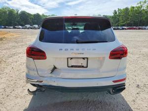 White Porsche Cayenne 2016 in Klaipeda, with an engine capacity of 3.60 L and mileage of 277 thousand km for 11500 €, photo 7 on AUTOMOTO.COM.LV