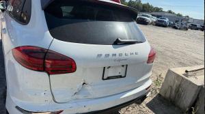 White Porsche Cayenne 2016 in Klaipeda, with an engine capacity of 3.60 L and mileage of 277 thousand km for 11500 €, photo 10 on AUTOMOTO.COM.LV