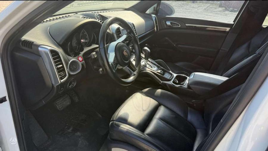 White Porsche Cayenne 2016 in Klaipeda, with an engine capacity of 3.60 L and mileage of 277 thousand km for 11500 €, photo 13 on AUTOMOTO.COM.LV