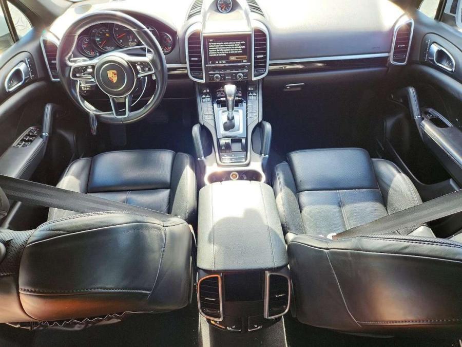 White Porsche Cayenne 2016 in Klaipeda, with an engine capacity of 3.60 L and mileage of 277 thousand km for 11500 €, photo 15 on AUTOMOTO.COM.LV