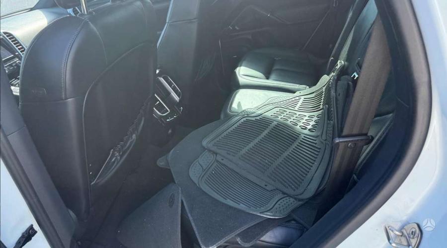 White Porsche Cayenne 2016 in Klaipeda, with an engine capacity of 3.60 L and mileage of 277 thousand km for 11500 €, photo 19 on AUTOMOTO.COM.LV