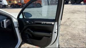 White Porsche Cayenne 2016 in Klaipeda, with an engine capacity of 3.60 L and mileage of 277 thousand km for 11500 €, photo 22 on AUTOMOTO.COM.LV