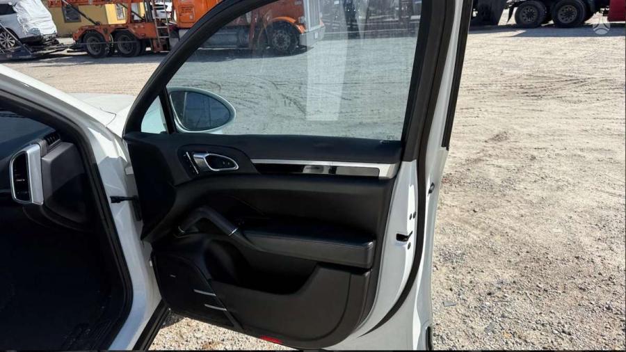 White Porsche Cayenne 2016 in Klaipeda, with an engine capacity of 3.60 L and mileage of 277 thousand km for 11500 €, photo 22 on AUTOMOTO.COM.LV