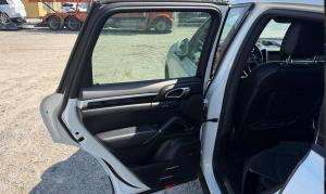 White Porsche Cayenne 2016 in Klaipeda, with an engine capacity of 3.60 L and mileage of 277 thousand km for 11500 €, photo 26 on AUTOMOTO.COM.LV