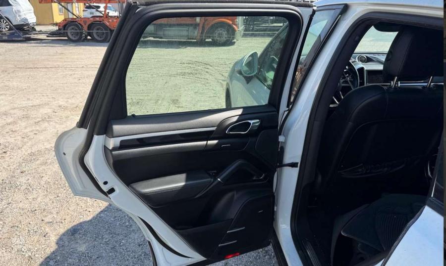 White Porsche Cayenne 2016 in Klaipeda, with an engine capacity of 3.60 L and mileage of 277 thousand km for 11500 €, photo 26 on AUTOMOTO.COM.LV