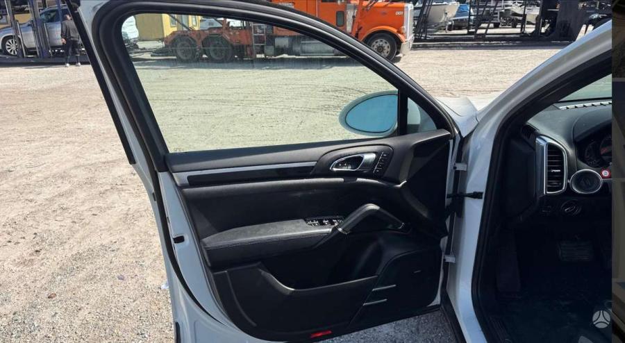 White Porsche Cayenne 2016 in Klaipeda, with an engine capacity of 3.60 L and mileage of 277 thousand km for 11500 €, photo 27 on AUTOMOTO.COM.LV