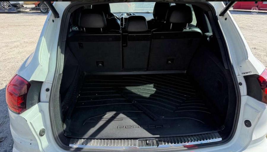 White Porsche Cayenne 2016 in Klaipeda, with an engine capacity of 3.60 L and mileage of 277 thousand km for 11500 €, photo 28 on AUTOMOTO.COM.LV