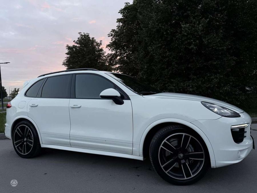 White Porsche Cayenne 2016 in Kaunas, with an engine capacity of 3.60 L and mileage of 117 thousand km for 22500 €, photo 3 on AUTOMOTO.COM.LV