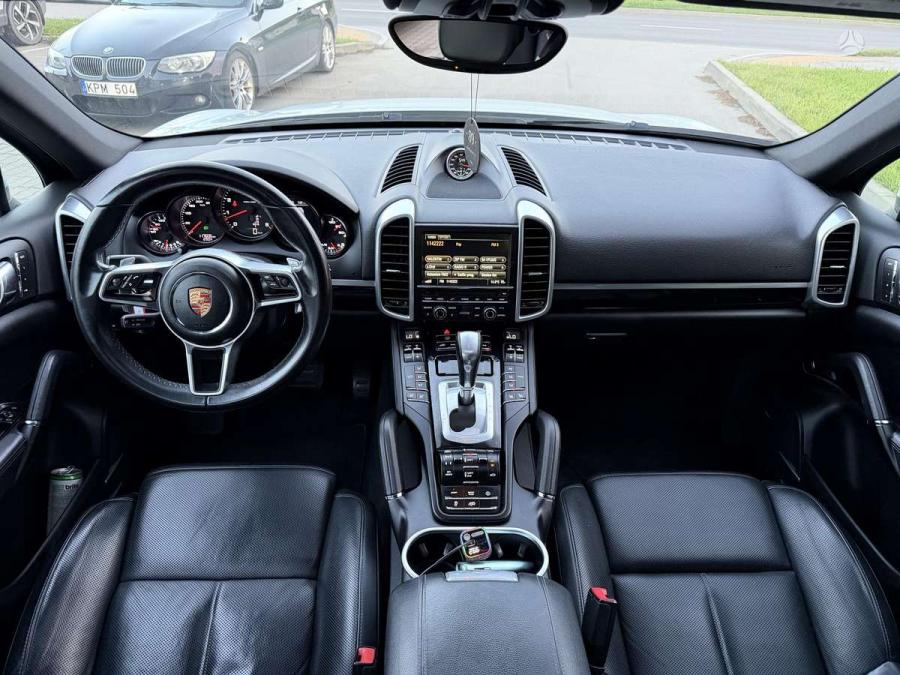 White Porsche Cayenne 2016 in Kaunas, with an engine capacity of 3.60 L and mileage of 117 thousand km for 22500 €, photo 6 on AUTOMOTO.COM.LV