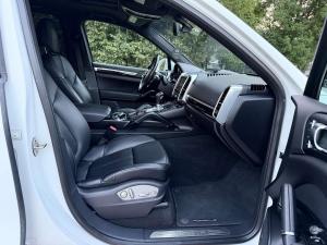 White Porsche Cayenne 2016 in Kaunas, with an engine capacity of 3.60 L and mileage of 117 thousand km for 22500 €, photo 20 on AUTOMOTO.COM.LV