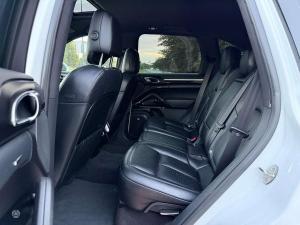 White Porsche Cayenne 2016 in Kaunas, with an engine capacity of 3.60 L and mileage of 117 thousand km for 22500 €, photo 21 on AUTOMOTO.COM.LV