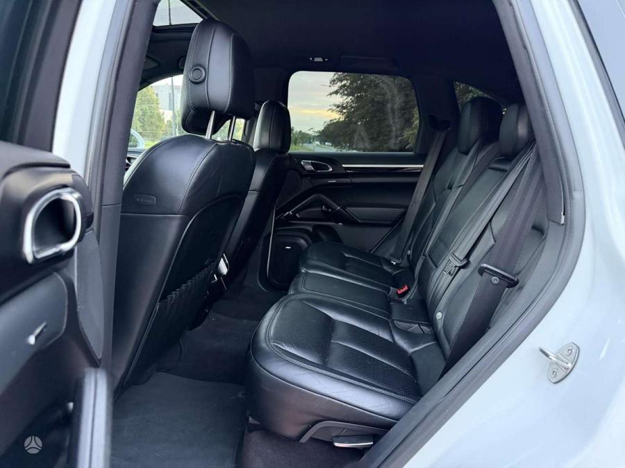 White Porsche Cayenne 2016 in Kaunas, with an engine capacity of 3.60 L and mileage of 117 thousand km for 22500 €, photo 21 on AUTOMOTO.COM.LV