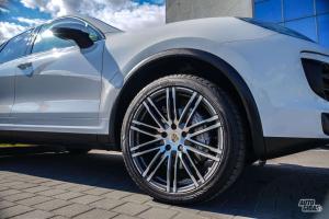 White Porsche Cayenne 2016 in Kaunas, with an engine capacity of 4.10 L and mileage of 234 thousand km for 25750 €, photo 5 on AUTOMOTO.COM.LV