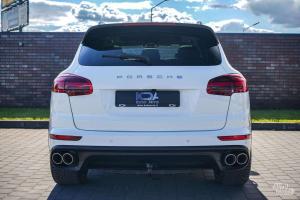 White Porsche Cayenne 2016 in Kaunas, with an engine capacity of 4.10 L and mileage of 234 thousand km for 25750 €, photo 8 on AUTOMOTO.COM.LV