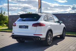 White Porsche Cayenne 2016 in Kaunas, with an engine capacity of 4.10 L and mileage of 234 thousand km for 25750 €, photo 9 on AUTOMOTO.COM.LV