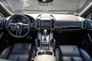 White Porsche Cayenne 2016 in Kaunas, with an engine capacity of 4.10 L and mileage of 234 thousand km for 25750 €, photo 14 on AUTOMOTO.COM.LV
