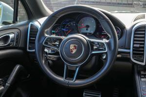 White Porsche Cayenne 2016 in Kaunas, with an engine capacity of 4.10 L and mileage of 234 thousand km for 25750 €, photo 16 on AUTOMOTO.COM.LV