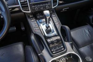White Porsche Cayenne 2016 in Kaunas, with an engine capacity of 4.10 L and mileage of 234 thousand km for 25750 €, photo 19 on AUTOMOTO.COM.LV