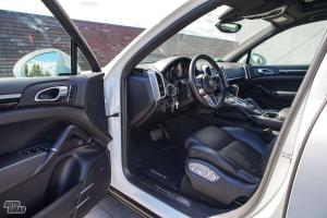 White Porsche Cayenne 2016 in Kaunas, with an engine capacity of 4.10 L and mileage of 234 thousand km for 25750 €, photo 23 on AUTOMOTO.COM.LV