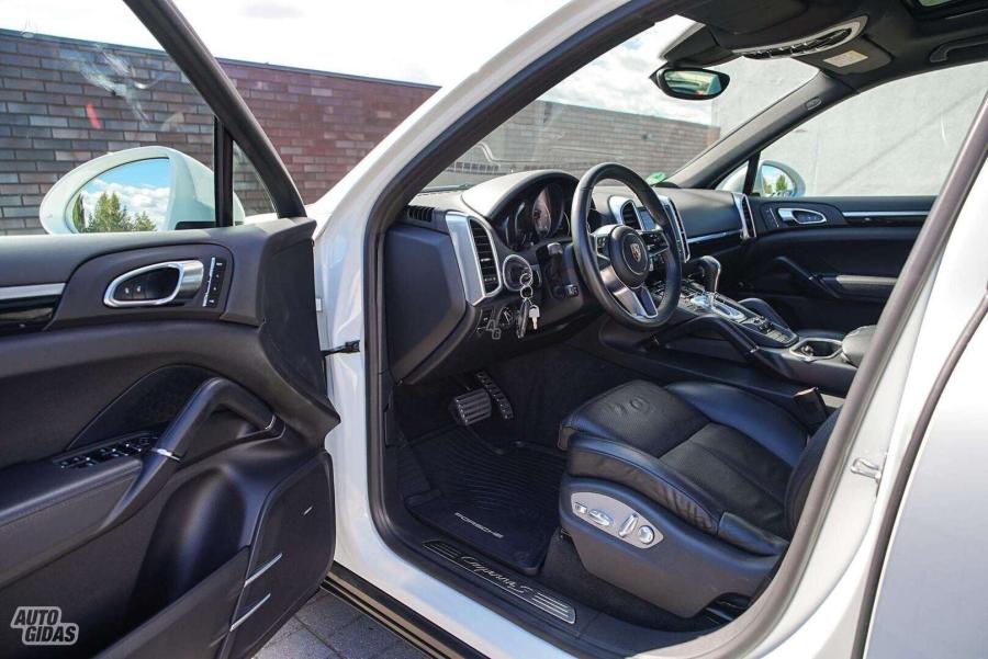 White Porsche Cayenne 2016 in Kaunas, with an engine capacity of 4.10 L and mileage of 234 thousand km for 25750 €, photo 23 on AUTOMOTO.COM.LV