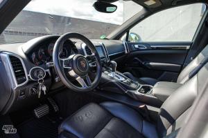 White Porsche Cayenne 2016 in Kaunas, with an engine capacity of 4.10 L and mileage of 234 thousand km for 25750 €, photo 24 on AUTOMOTO.COM.LV