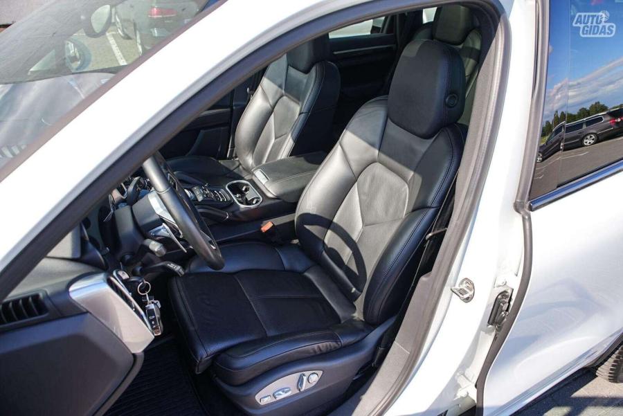 White Porsche Cayenne 2016 in Kaunas, with an engine capacity of 4.10 L and mileage of 234 thousand km for 25750 €, photo 26 on AUTOMOTO.COM.LV