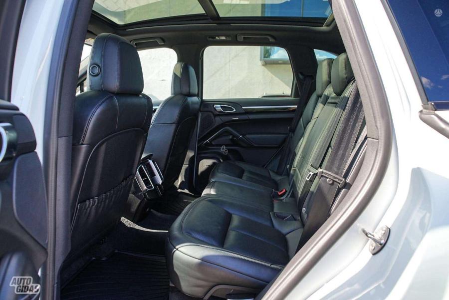White Porsche Cayenne 2016 in Kaunas, with an engine capacity of 4.10 L and mileage of 234 thousand km for 25750 €, photo 31 on AUTOMOTO.COM.LV