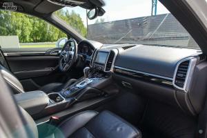 White Porsche Cayenne 2016 in Kaunas, with an engine capacity of 4.10 L and mileage of 234 thousand km for 25750 €, photo 35 on AUTOMOTO.COM.LV
