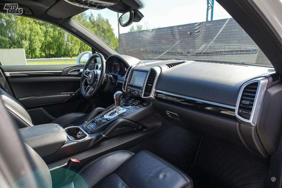 White Porsche Cayenne 2016 in Kaunas, with an engine capacity of 4.10 L and mileage of 234 thousand km for 25750 €, photo 35 on AUTOMOTO.COM.LV