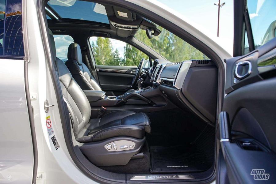 White Porsche Cayenne 2016 in Kaunas, with an engine capacity of 4.10 L and mileage of 234 thousand km for 25750 €, photo 36 on AUTOMOTO.COM.LV