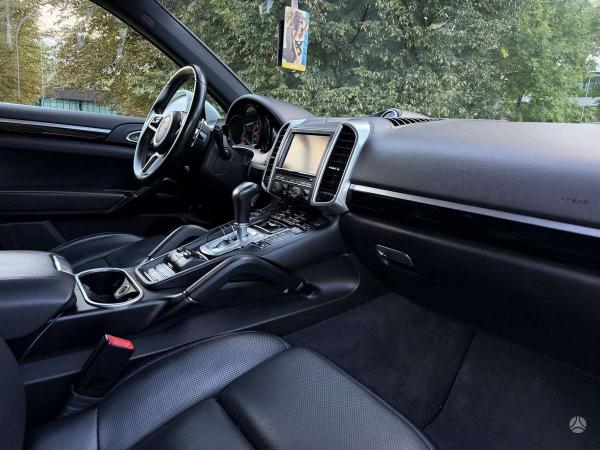 Balts Porsche Cayenne 2016 Kauņa, ar dzinēja tilpumu 3.60 L un nobraukumu 119 tūkst. km par 21500 €, foto 6 vietnē AUTOMOTO.COM.LV